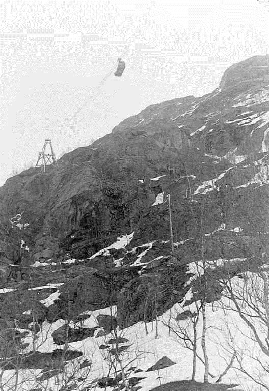 Linbane Norddalen. Stolpen omtrent midt i bildet tilhørte kraftlinja ...