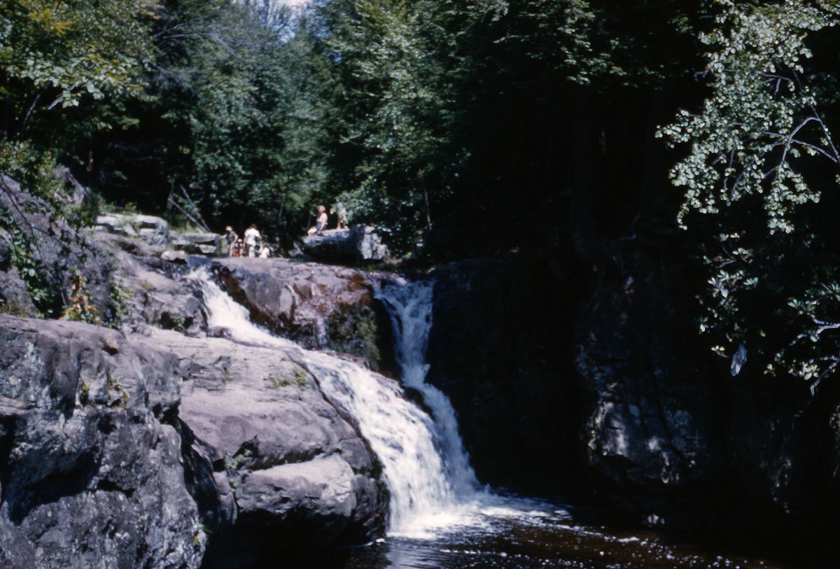 Mennesker ved en foss - Museene i Akershus / DigitaltMuseum
