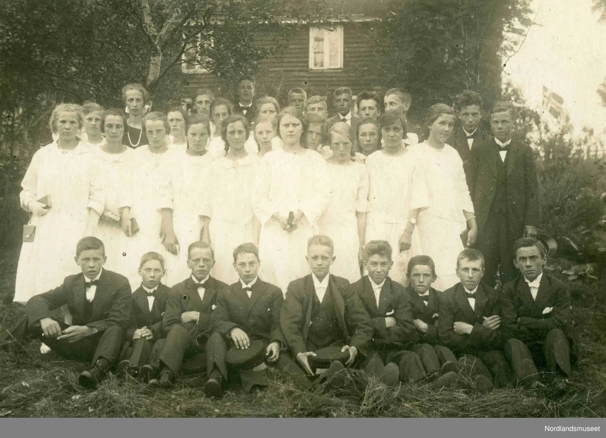 Konfirmasjon i Leiranger kirke 12. juli 1925. Konfirmantene er: Arild ...