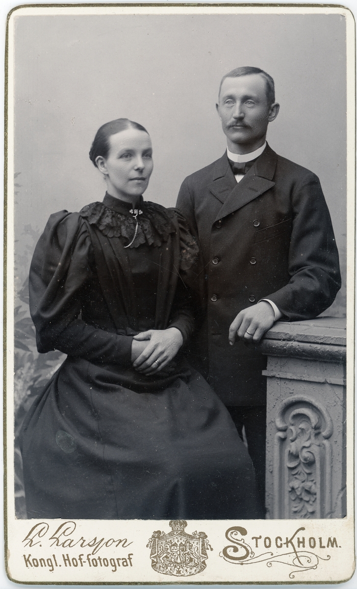 Kabinettsfotografi - kvinna och man - Upplandsmuseet / DigitaltMuseum