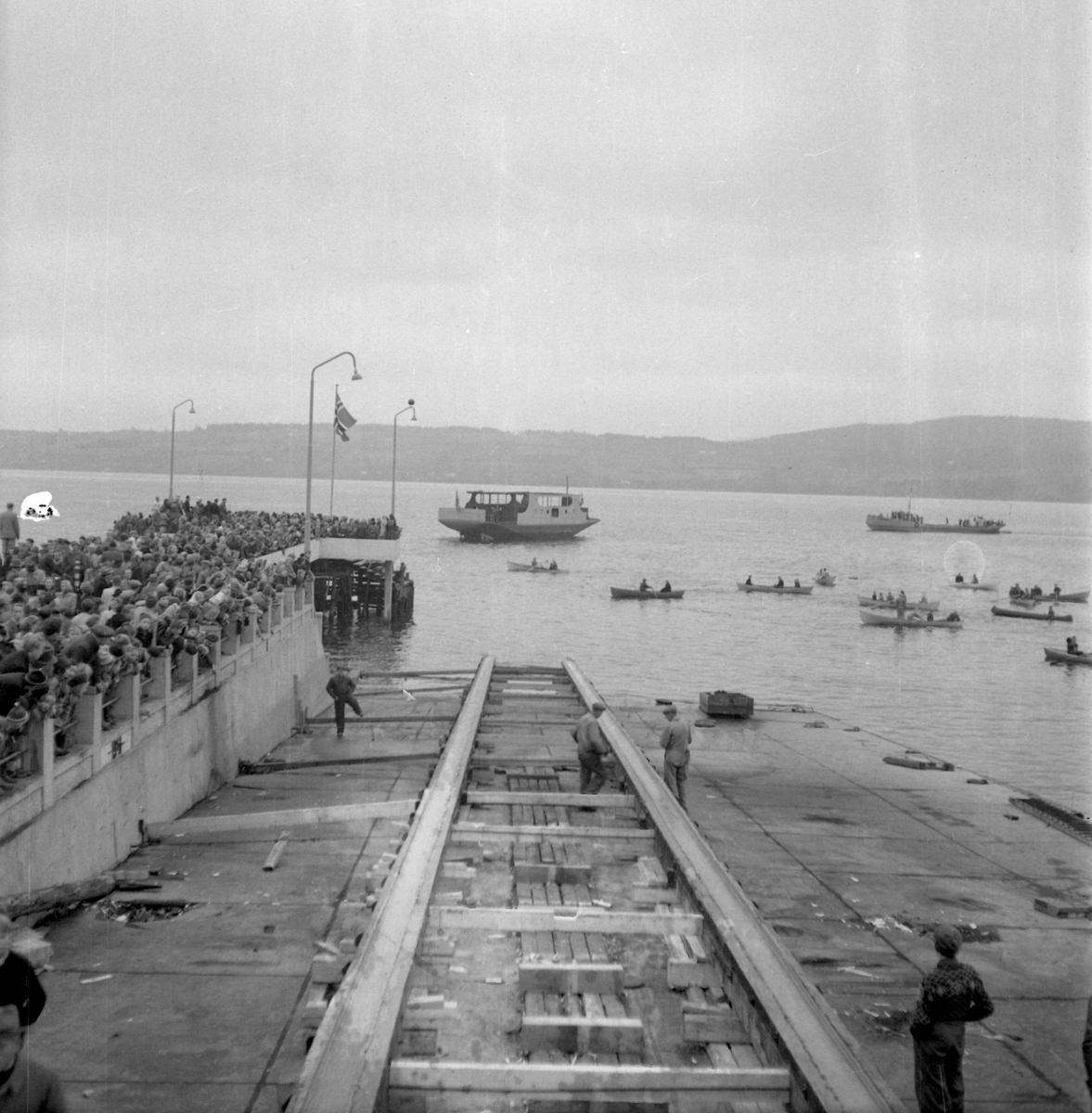M/F Mjøsfærgen II sjøsatt, publikum på brygga og småbåter på Mjøsa ...
