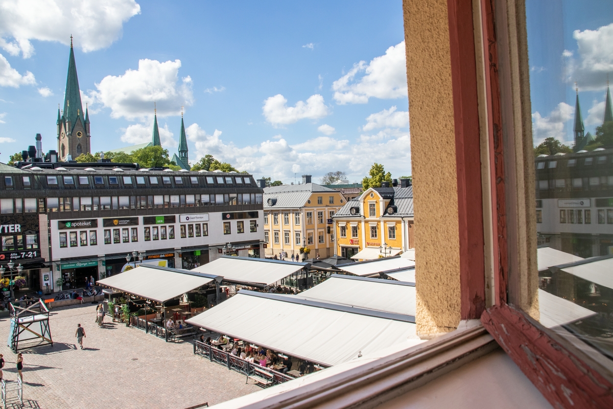 Utsikt från Stora hotellet över uteserveringarna på Stora torget - Bild ...