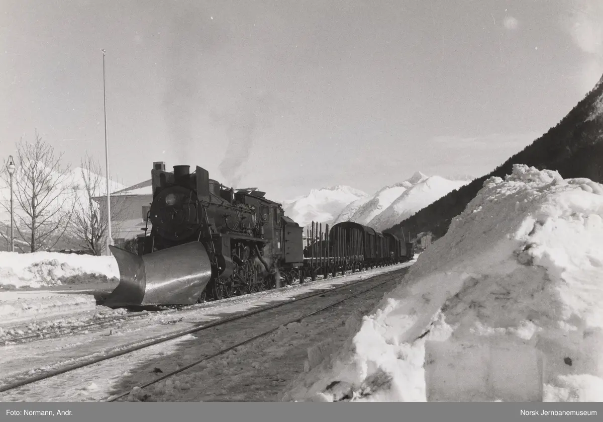 Damplokomotiv type 26c med stor frontplog med godstog retning Dombås på ...