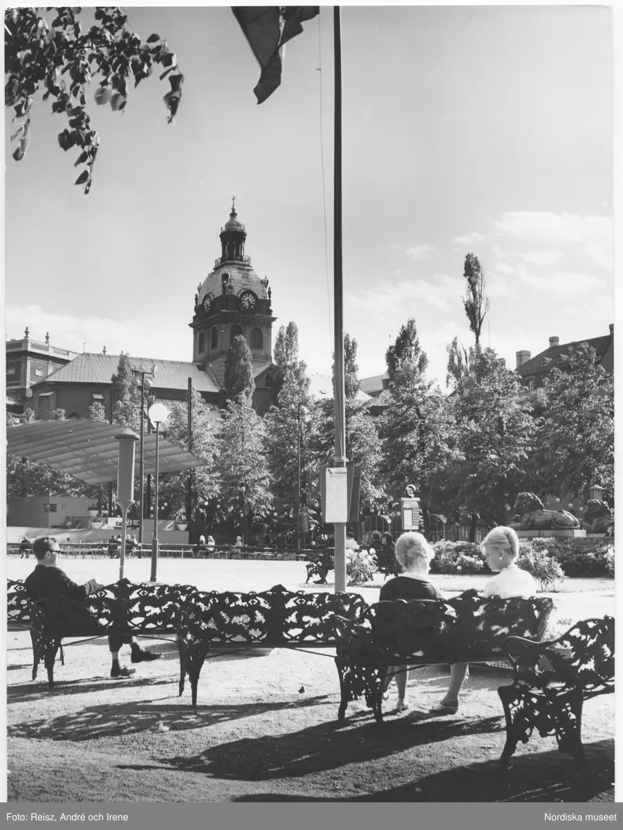 Stockholm. Kungsträdgården med Sankt Jacobs kyrka i bakgrunden ...