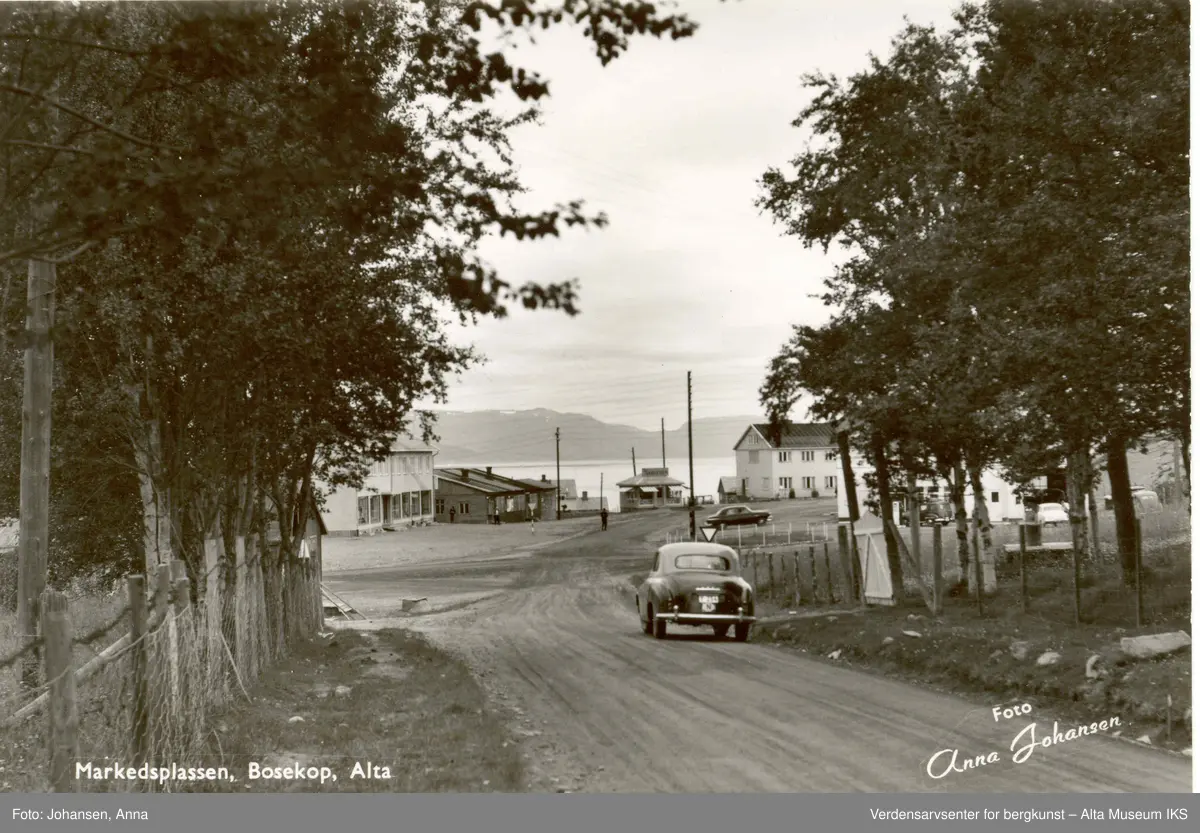 Bossekop, Kautokeinoveien, bil Alta Samvirkelag, hus, trær ...