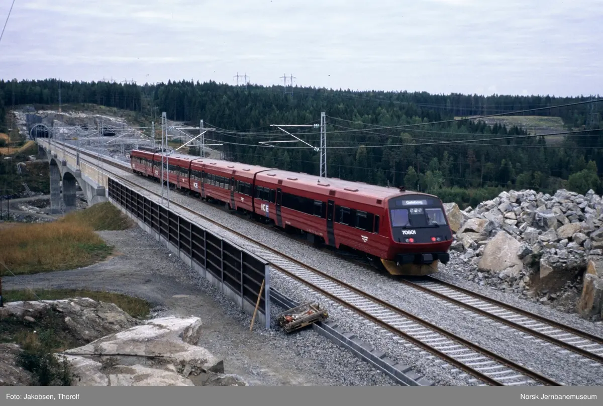 Elektrisk motorvognsett type 70 med styrevogn ABS 70601 nærmest, med ...