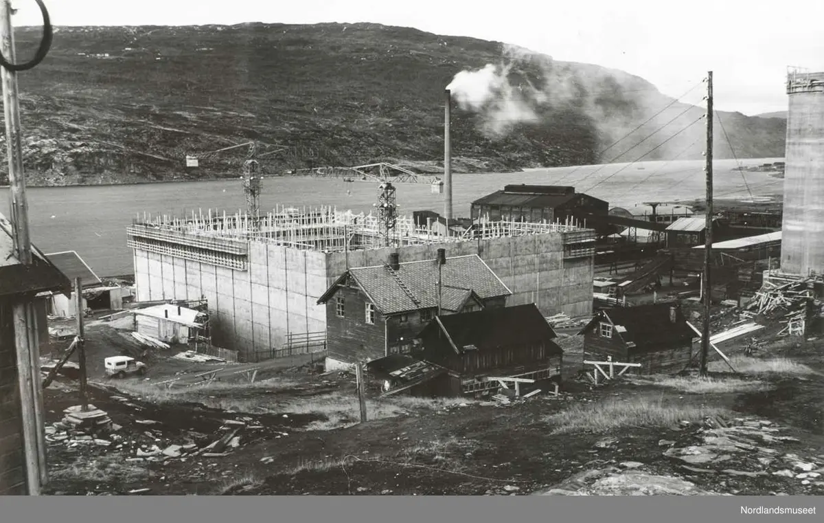 Sulitjelma Bergverksindustri flotastajonsbygningen lagvanne. Bygningen ...