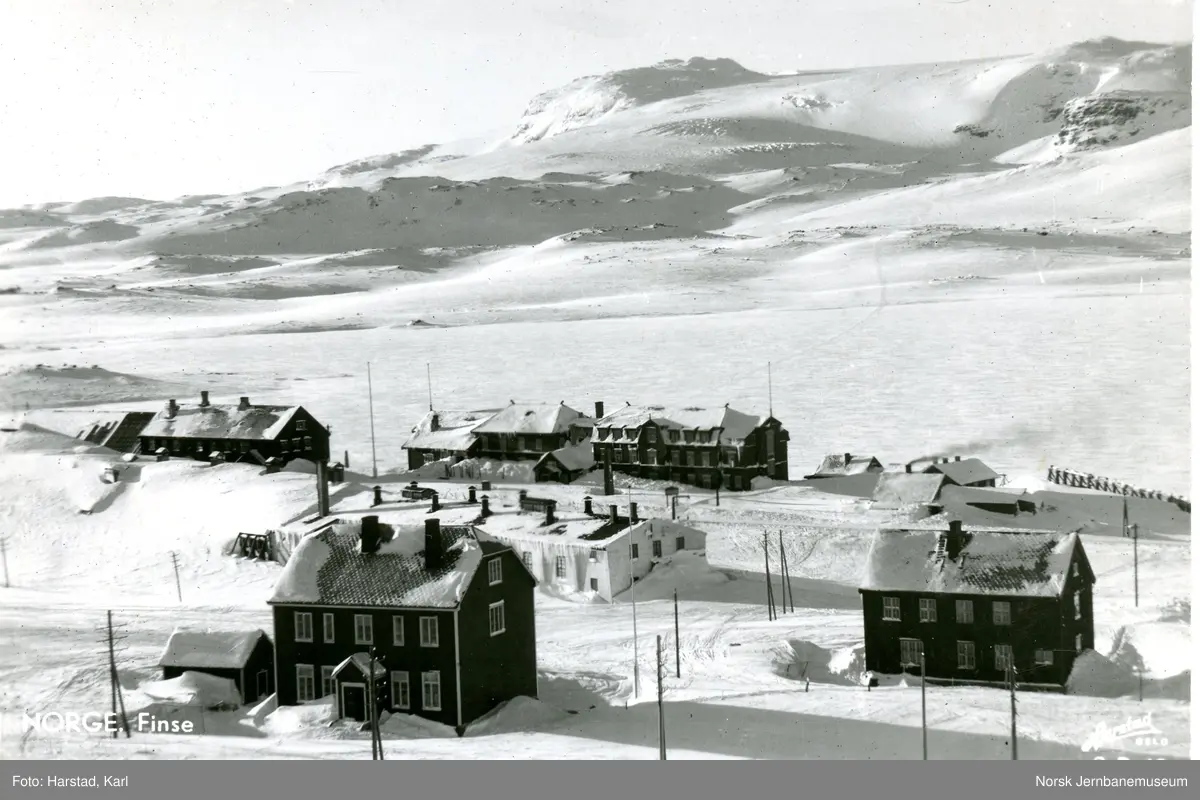 Finse stasjon med Finse hotell. Personalboliger i forgrunnen - Norsk ...