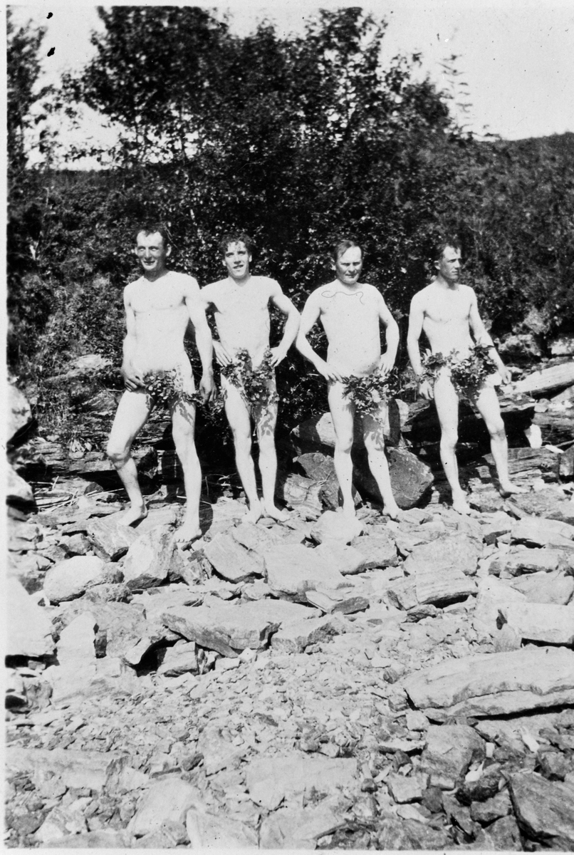 Badende menn med bjørkeris, ukjent sted Fosen - Museet kystens arv ...