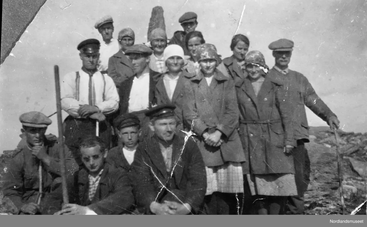 Tørrfiskberg i Kalvik, arbeidsgjeng. - Nordlandsmuseet / DigitaltMuseum