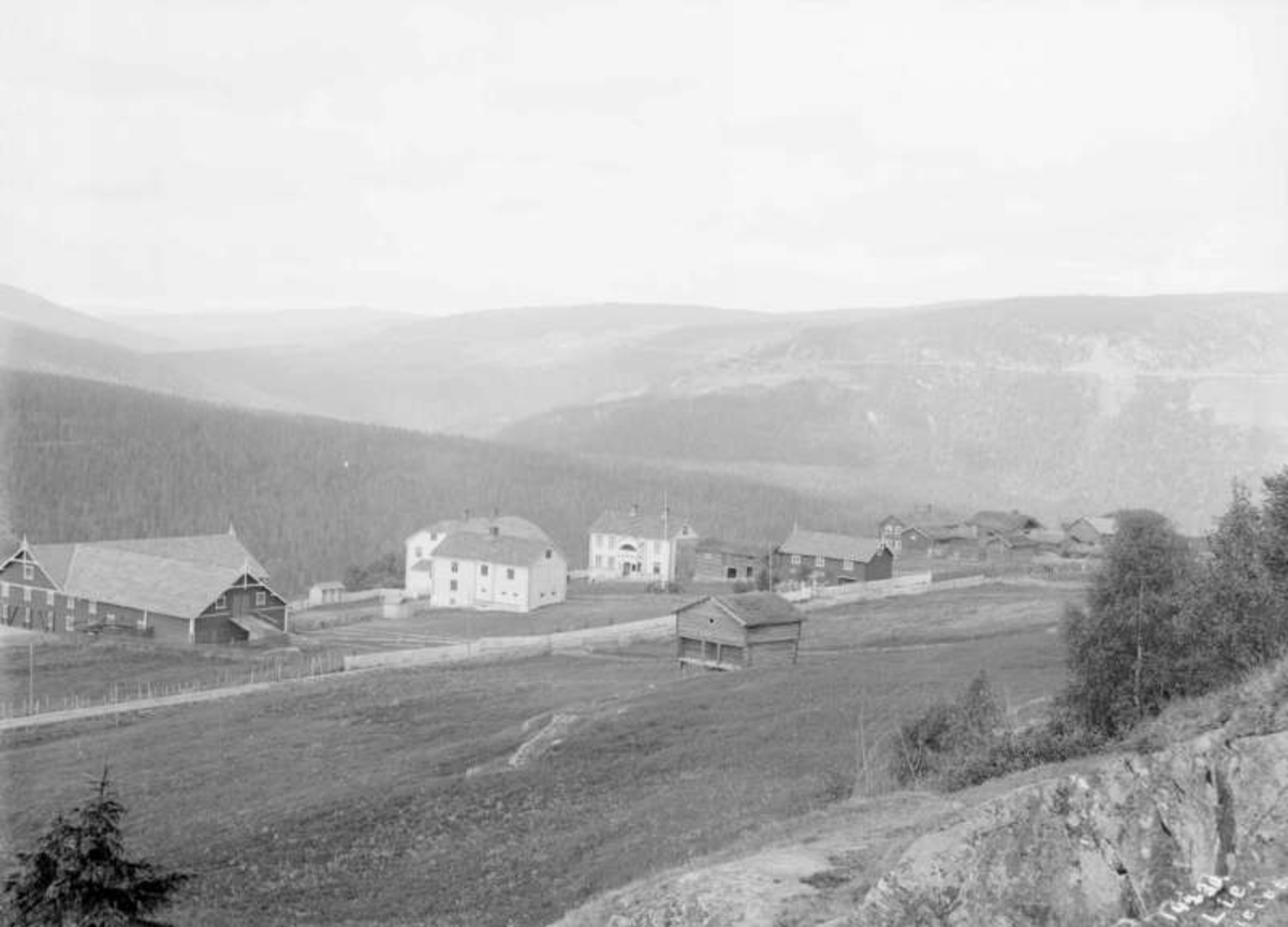 Kort: Kvikne, Nord Fron 3/7 1911 Garden Harildstad med Aasen i bakgrunn ...