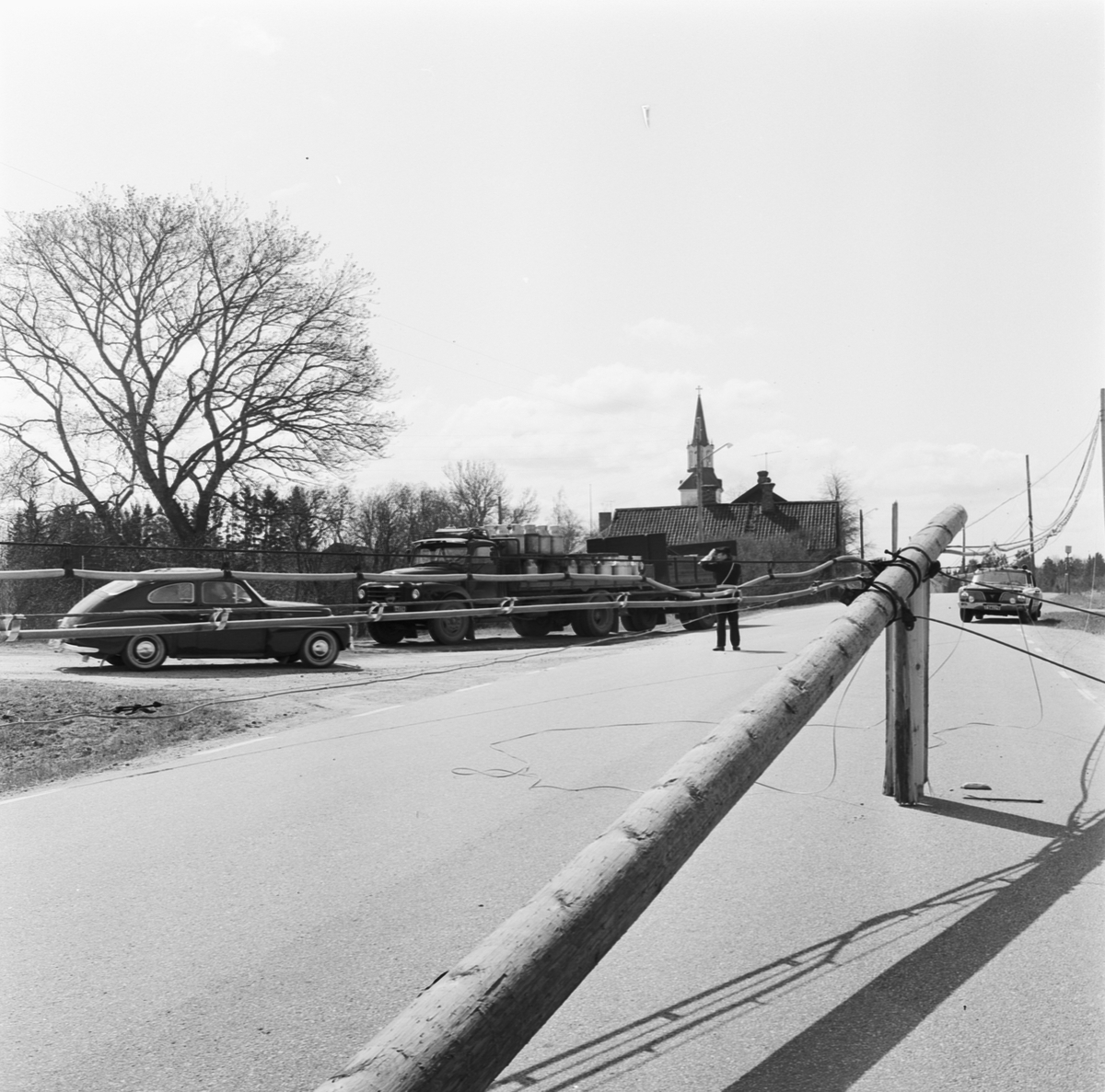 Väg blockerad i Västland, Uppland 1969 - Upplandsmuseet / DigitaltMuseum