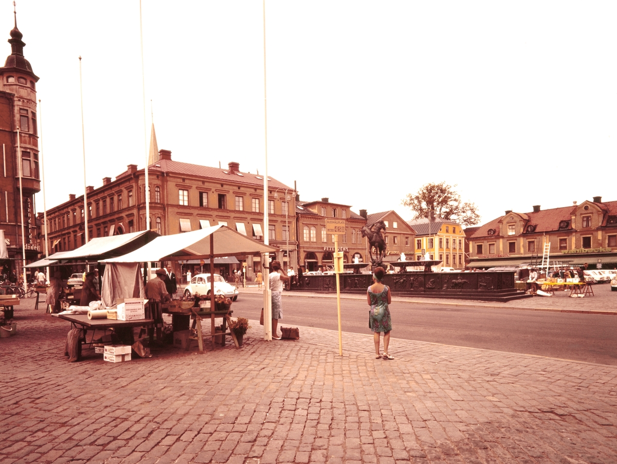 Torghandel på Stora torget med Folke Filbyter, 1969. - Östergötlands ...