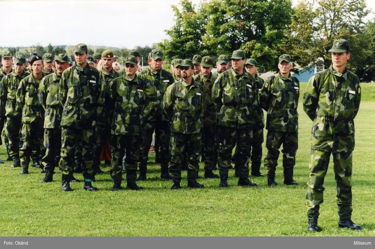 Staben som står uppställd och framför truppen Peter Creutz. Första ledet fr.v. okänd, okänd ...