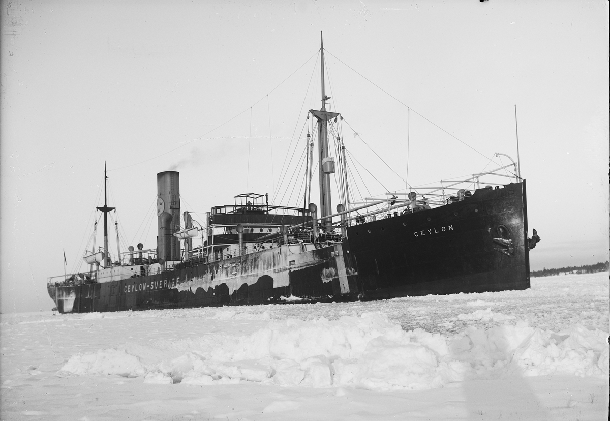 Fartyg fast i isen vid Djursten, Gräsö, Uppland - Upplandsmuseet ...