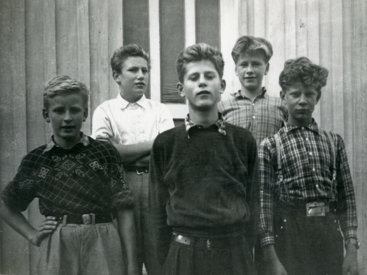 Fem gutar på Oterholt ca. 1951-52: F. v Kjell Jan Myhre, Torleif Moen ... Fem gutar på Oterholt ca. 1951-52: F. v Kjell Jan Myhre, Torleif Moen ...