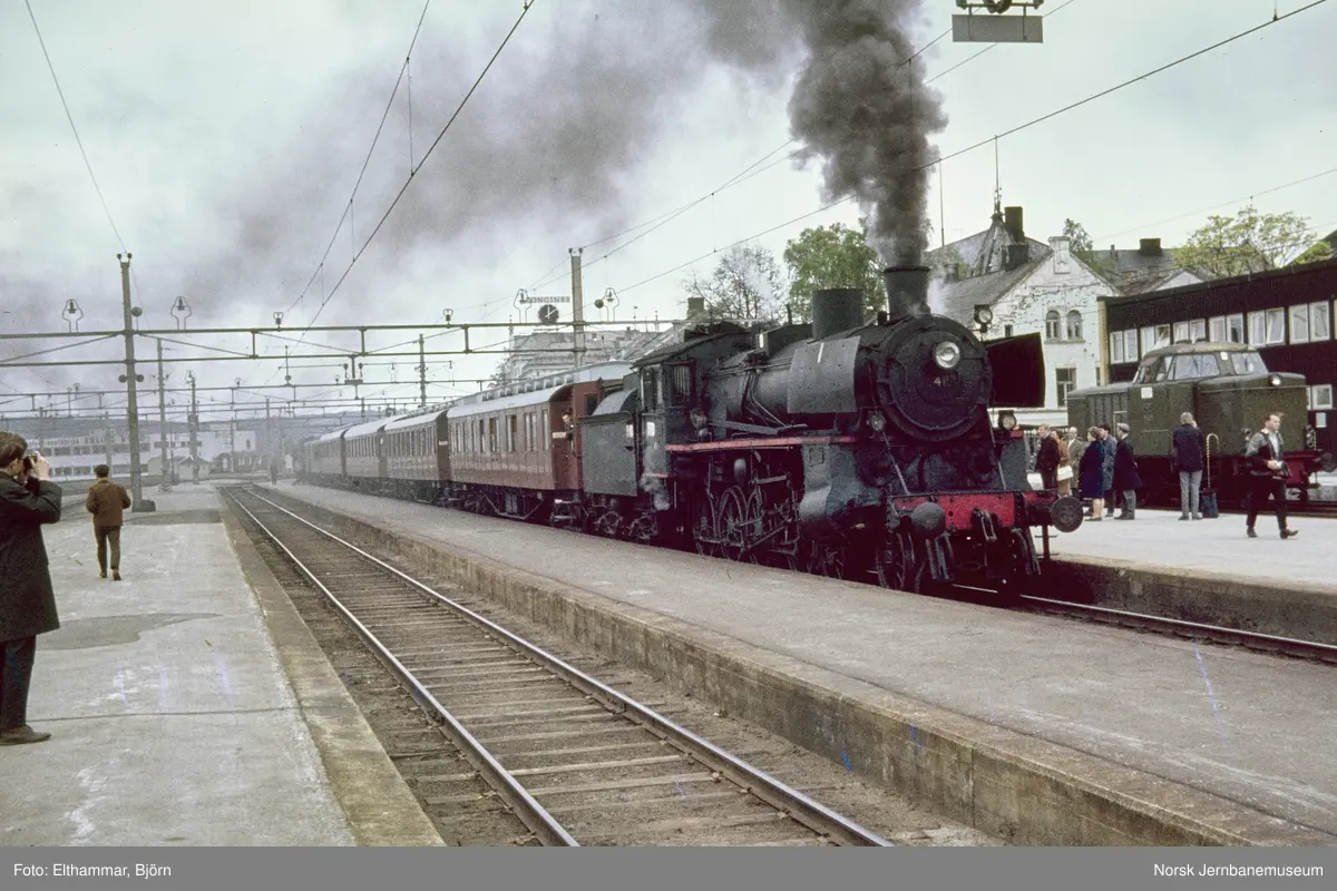 Damplokomotiv type 26c nr. 411 med Svenska Järnvägsklubbens veterantog ...