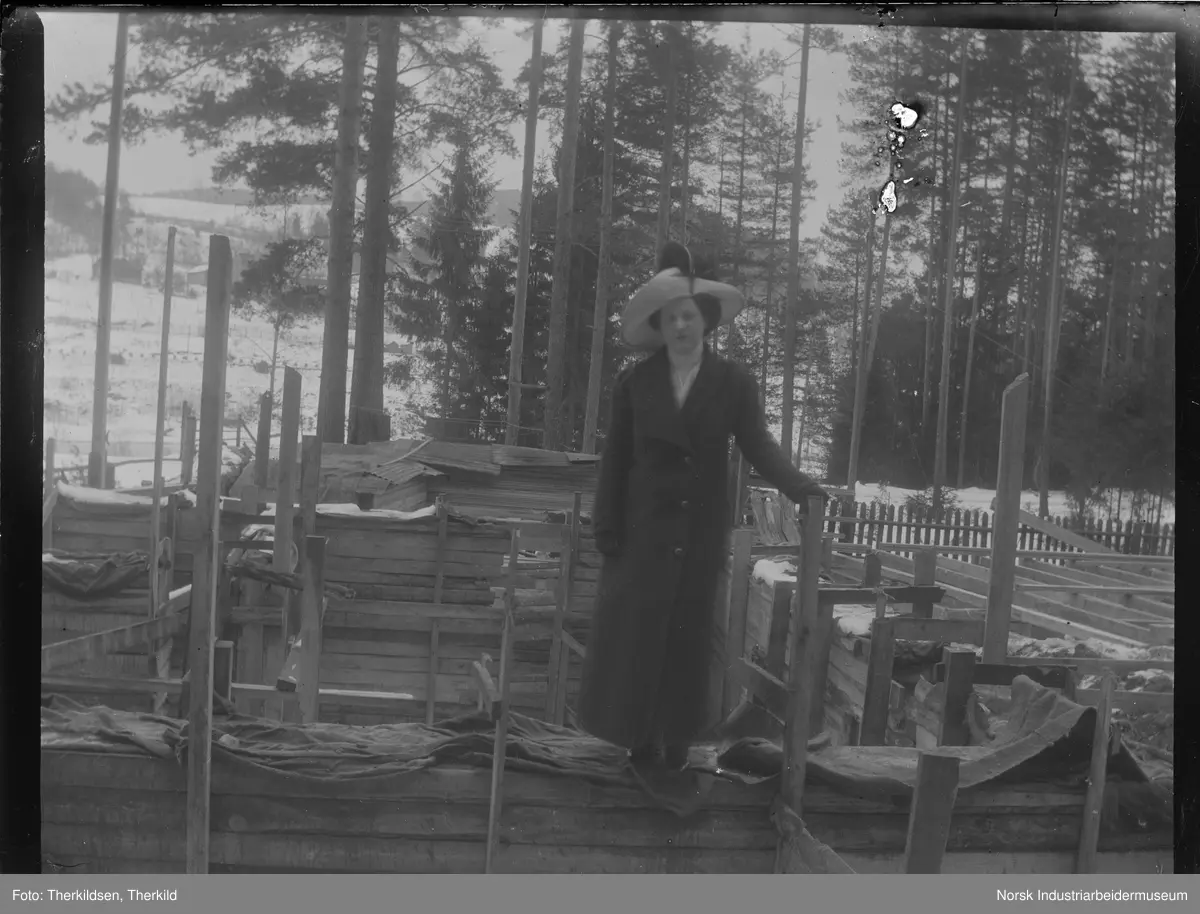 Emilie Knutsen stående på byggetomten i Storgata 54, tidligere Solvang ...