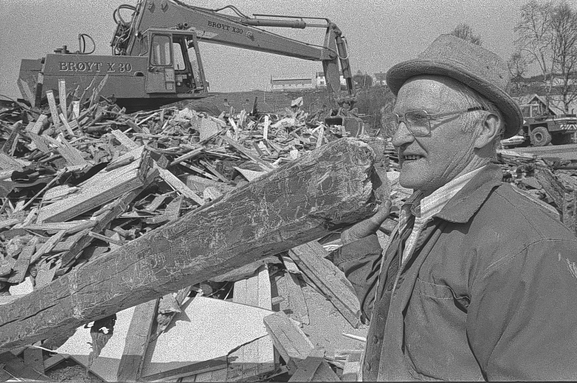 Tolga, Gamle Tolgen meieri jevnet, Gravemaskin, Mann - Anno Musea i ...