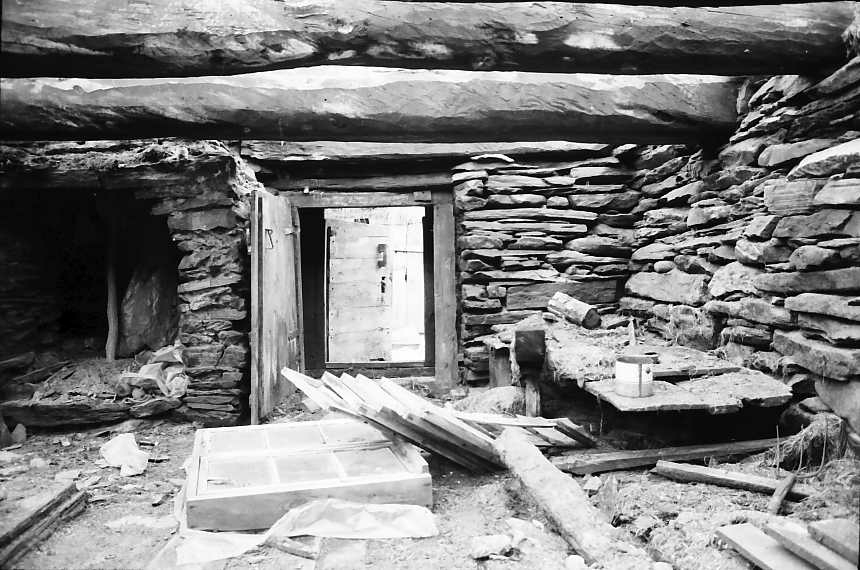 Fjøs innvendig, riving. - Anno Musea i Nord-Østerdalen / DigitaltMuseum