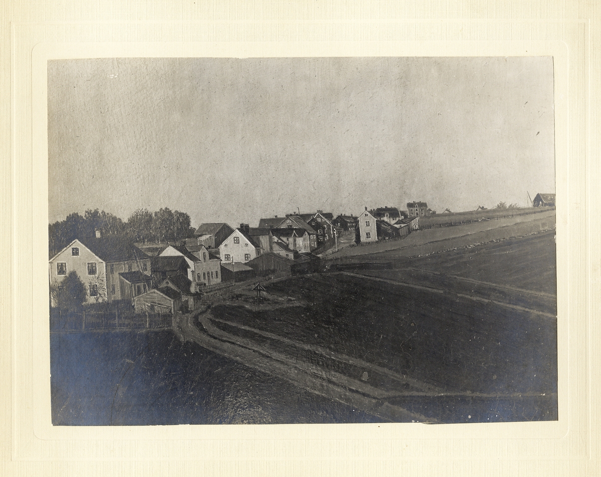 Gamla Norrvägen, Växjö. Vägen slingrar sig fram mellan husen ...