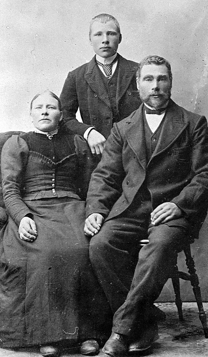 Eline Kjeldsdatter og Kristen Kristoffersen med sønn Kjell Andreas ...