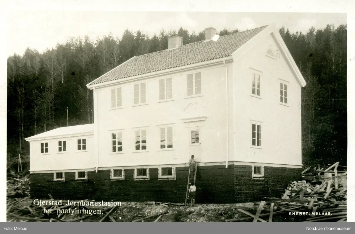 Gjerstad jernbanestasjon under bygging - Norsk Jernbanemuseum ...