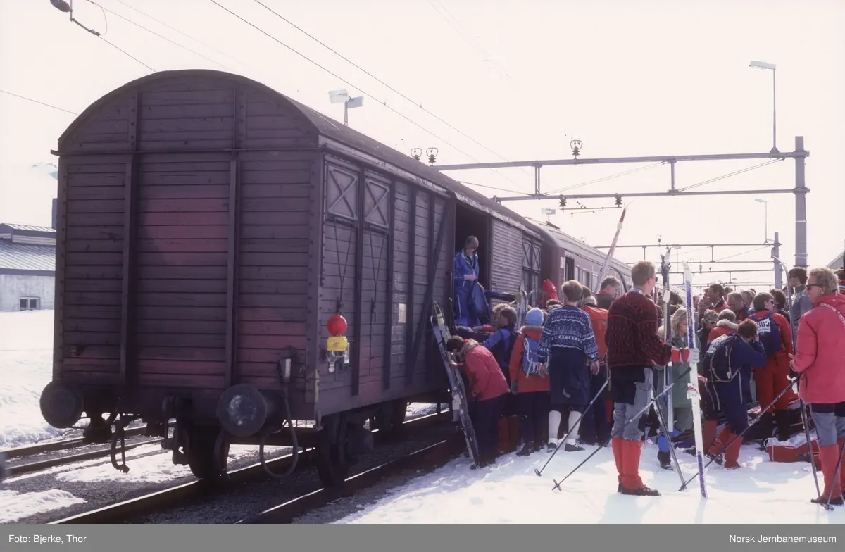 Utlasting av ski fra Gbs-vogn i ekspresstog 62 på Finse stasjon - Norsk ...