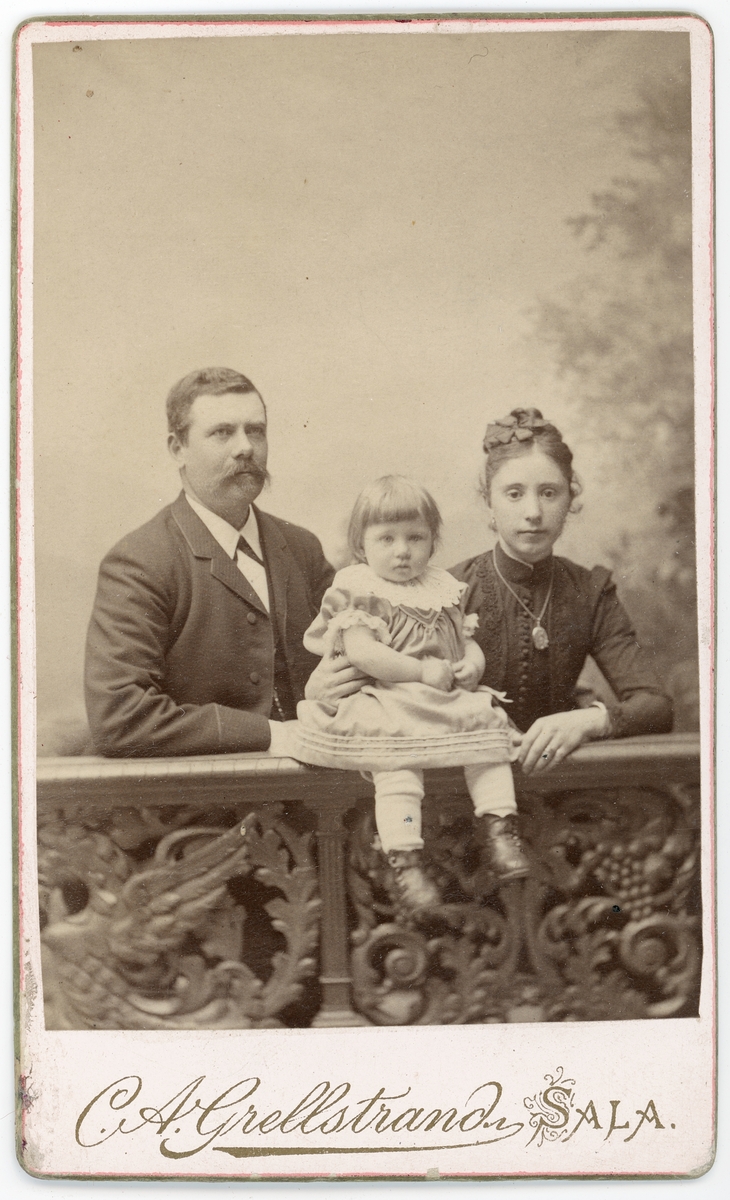 Kabinettsfotografi - familj, Sala - Upplandsmuseet / DigitaltMuseum