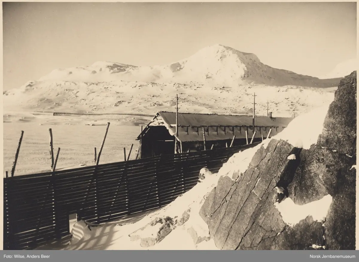 Snøskjerm og snøoverbygg like øst for Finse stasjon. Finsenuten i ...