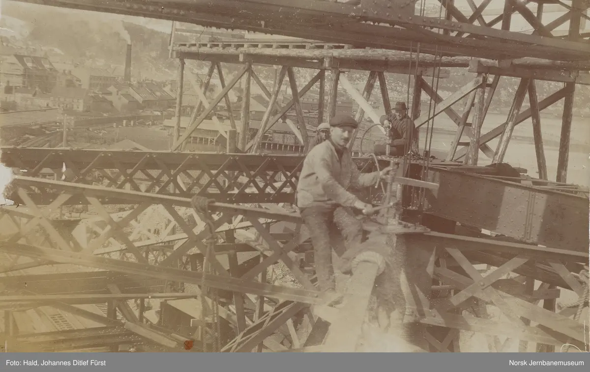 Skansen klaffebru ved Trondheim under bygging. Nivellering - Norsk ...