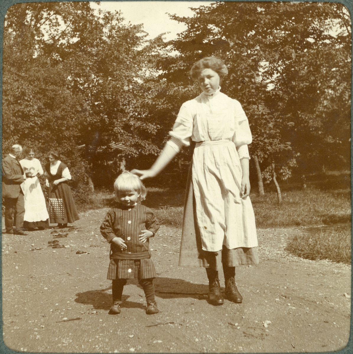 Ung kvinna och litet barn - Vänersborgs museum / DigitaltMuseum