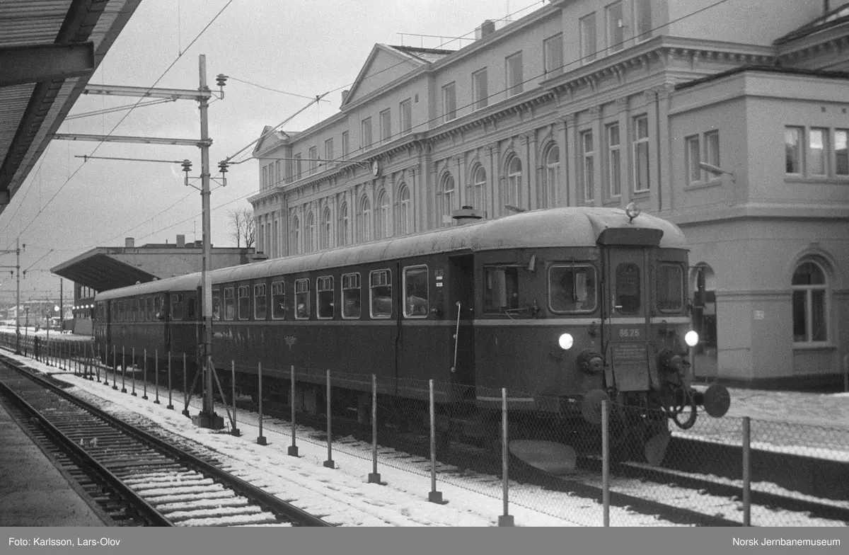 Dieselmotorvogn BM 86 25 med styrevogn med persontog i spor 1 på ...