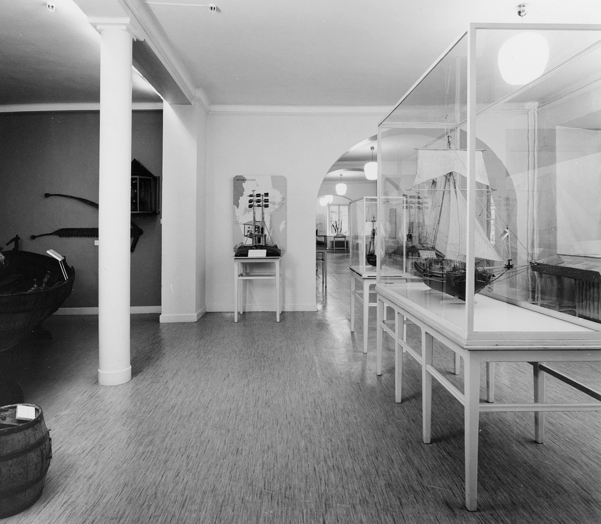 Sjöpostavdelningen, rum 3, med isbåten "Simpan" t.v., optisk telegraf ...