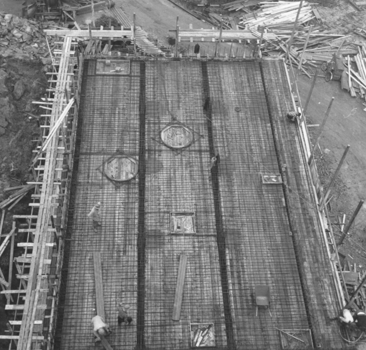 12 bilde frå bygginga av Bø mølle 1952-53. Bygging av "lågbygget ...