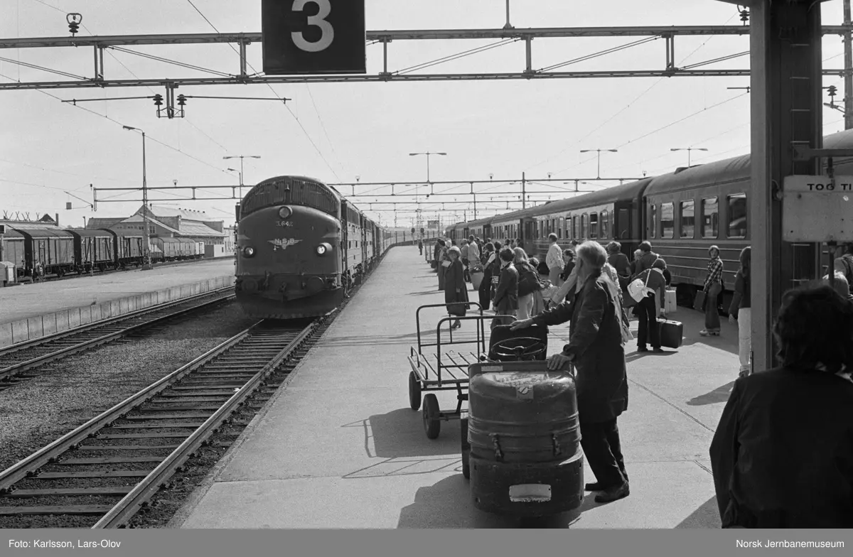 Diesellokomotiv Di 3 642 og Di 3 615 ankommer Trondheim stasjon med ...