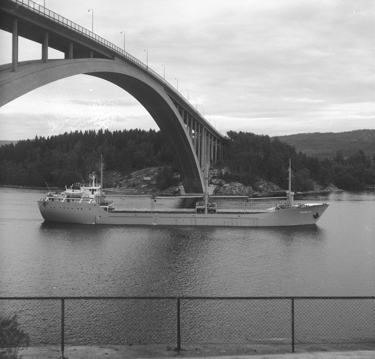 Fartyget Rudolf S vid Sandöbron - Västernorrlands museum / DigitaltMuseum