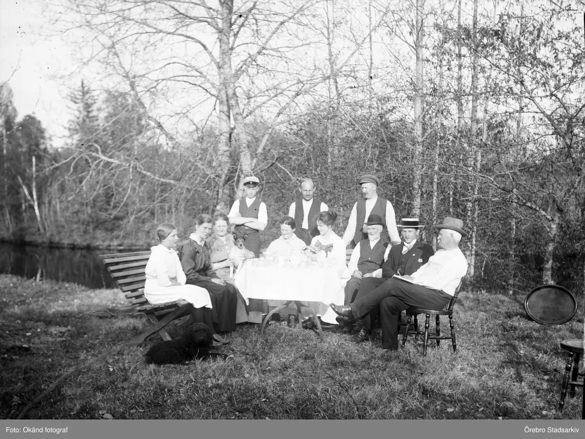 Samling runt kaffebord, 1920-tal - Örebro Stadsarkiv / DigitaltMuseum