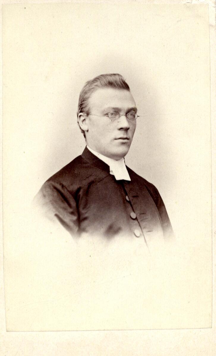 Kyrkoherden Grape i Ofur Tarrm. Fotografi af Hasse Bergman Upsala ...