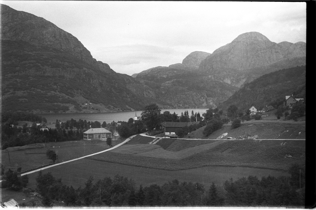 Steien i Fjaler. Utsikt fra Dingemoen mot fjorden. - Universitetsmuseet ...
