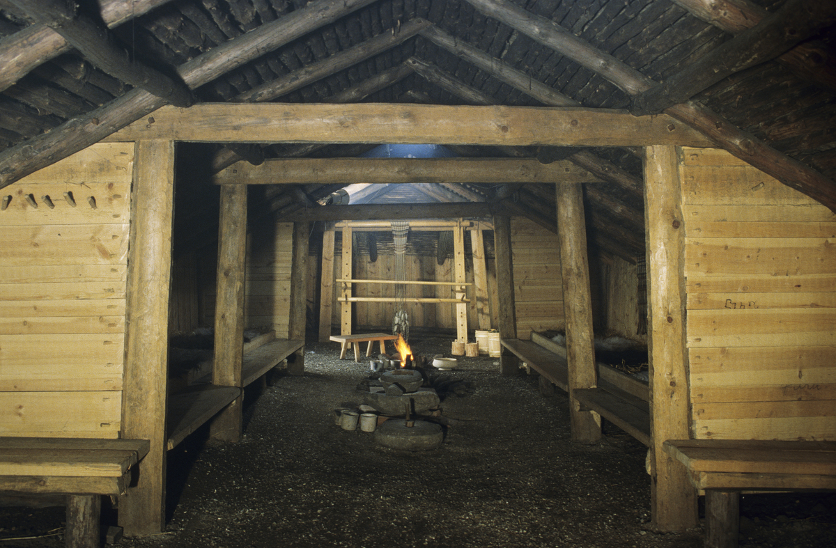 Fra jernaldergården, Ullandhaug: interiør og demonstrasjon ...