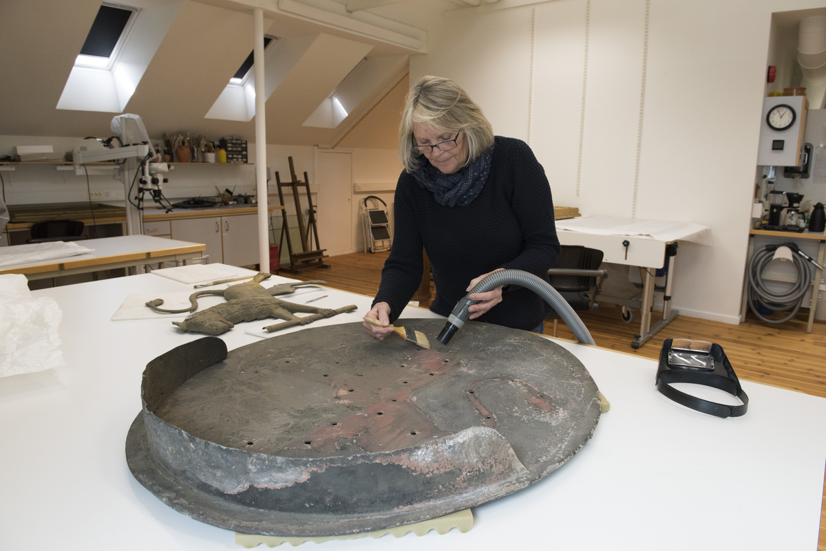 Arbeidssituasjon. Riksvåpen under arbeid. - Arkeologisk museum ...