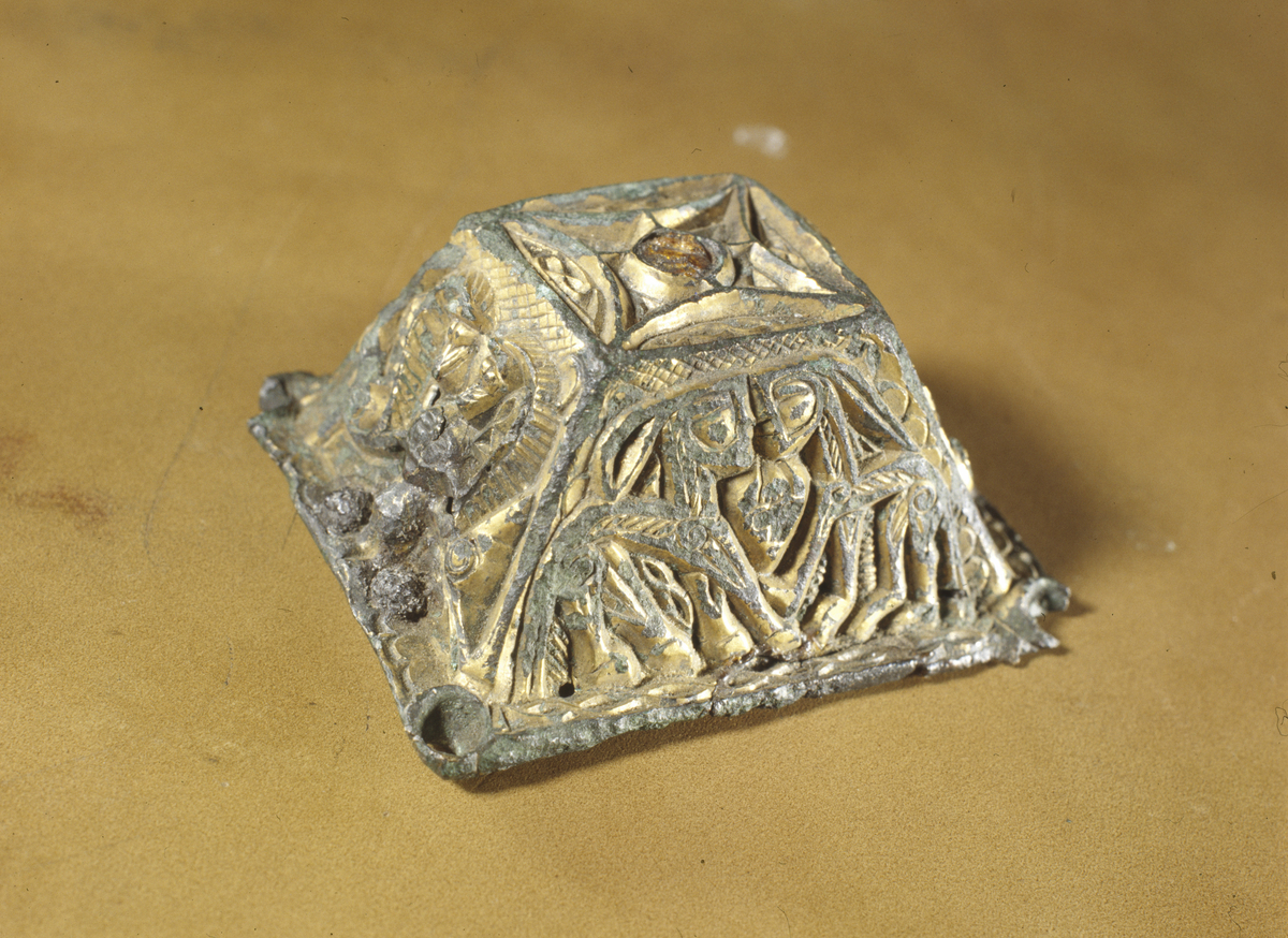 Sadelknapp av forgylt bronse (pyramideformet beslag). - Arkeologisk ...