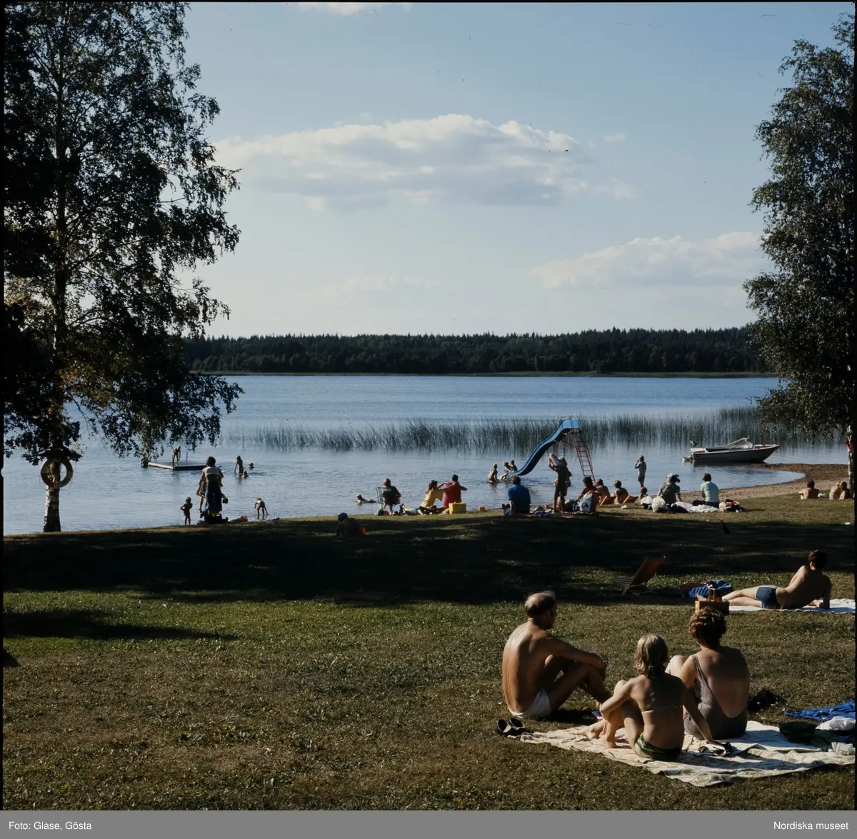 Badplats vid Helgasjön. Famlijer som badar och solar. - Nordiska museet ...