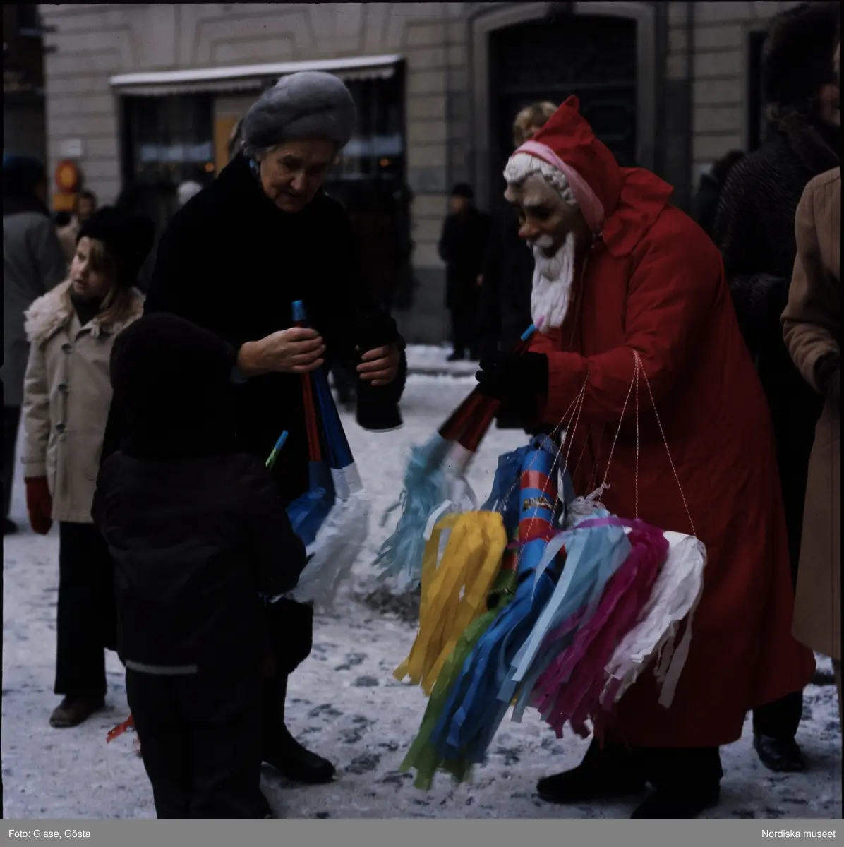 Julmarknad i Gamla stan. Tomten säljer smällkarameller. - Nordiska ...