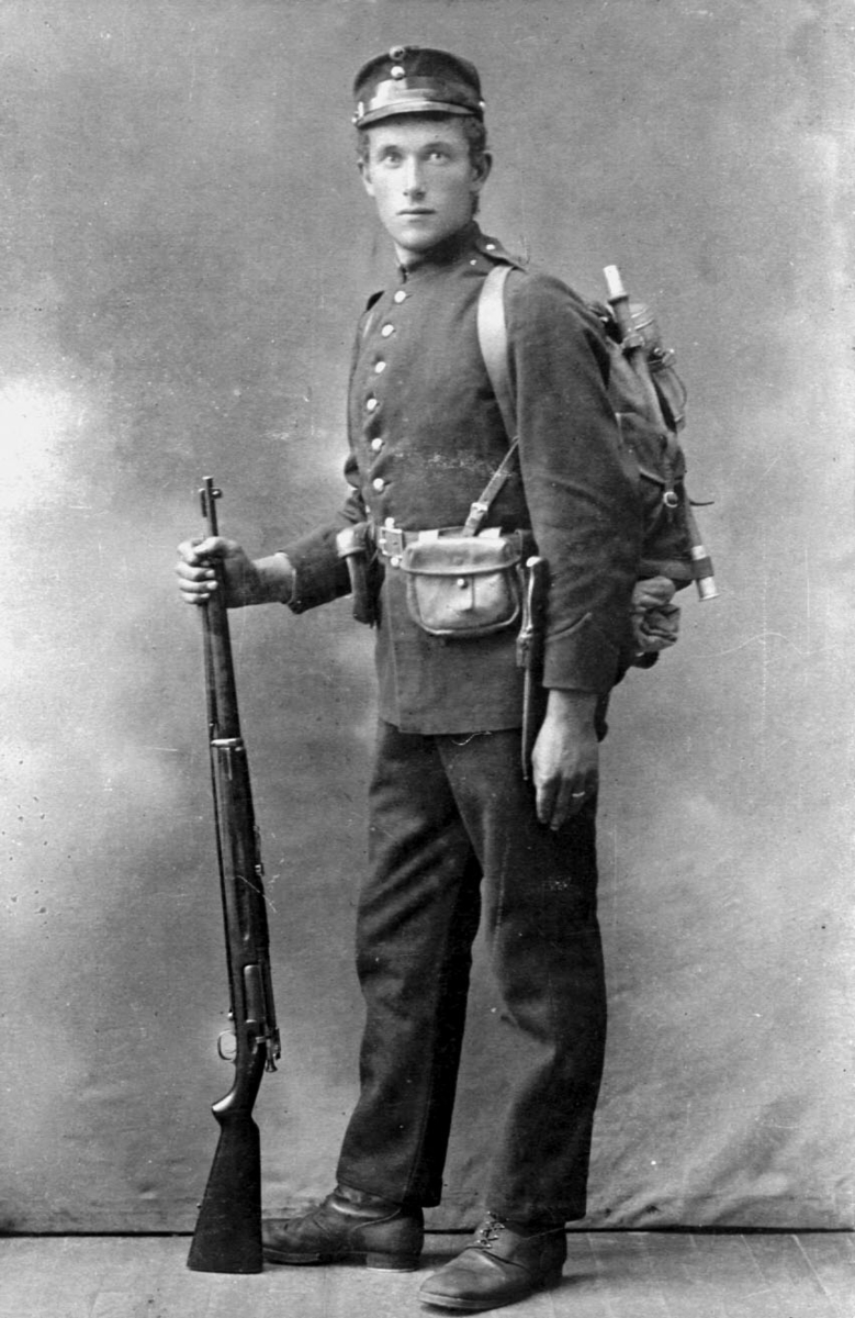 Portrett, soldat - Midt-Troms Museum / DigitaltMuseum