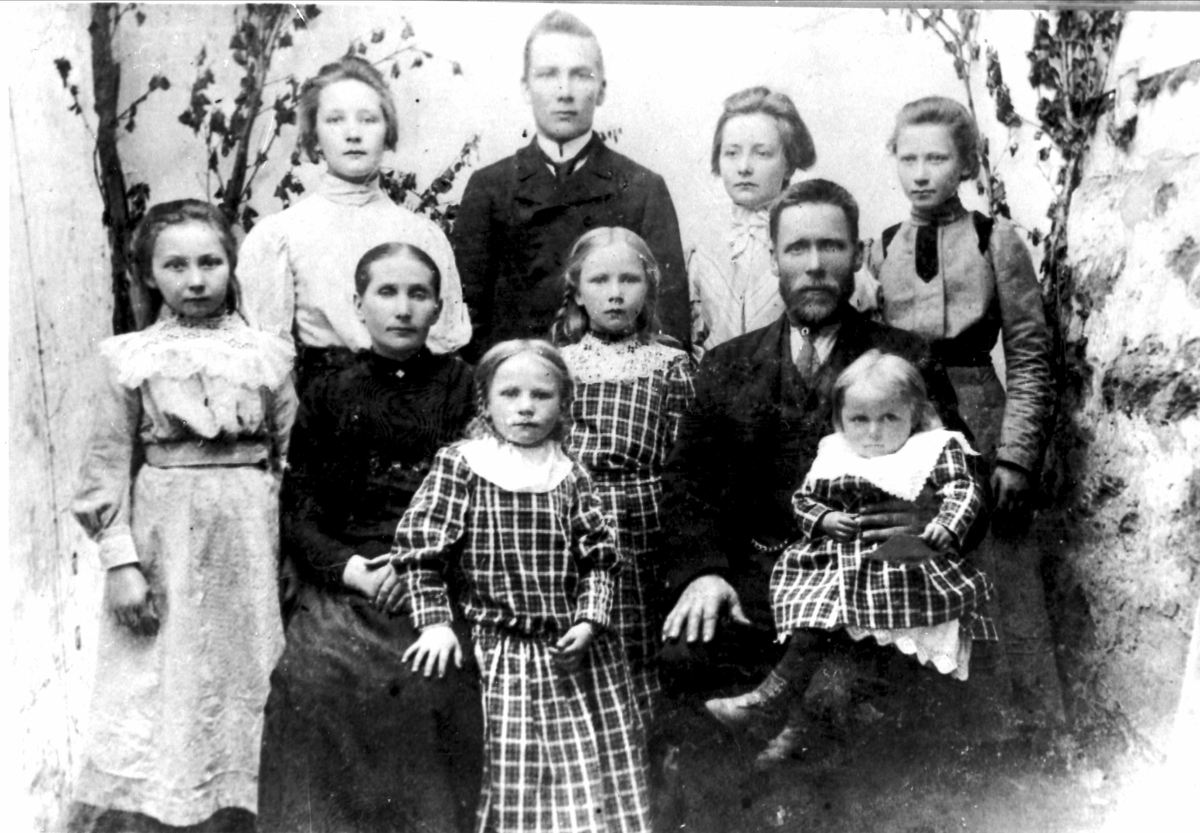 Familieportrett av Olava og Jens Berteussen fra Grovfjord med åtte barn ...