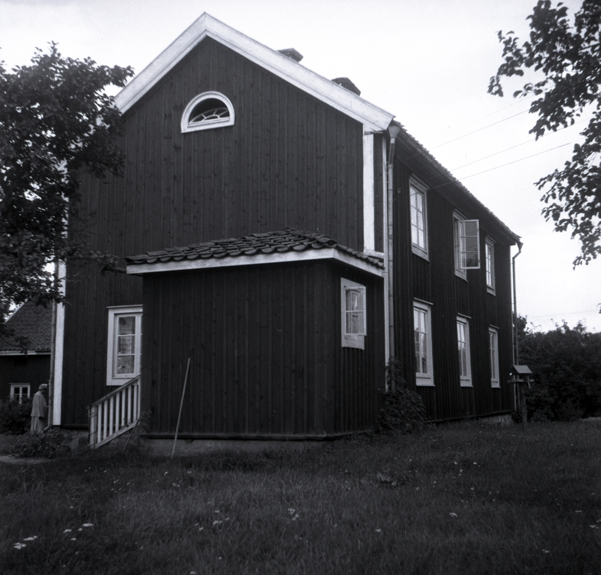 Tre bilder som visar: En vattenbrunn, ett hus och en stol ifrån 1776, i ...