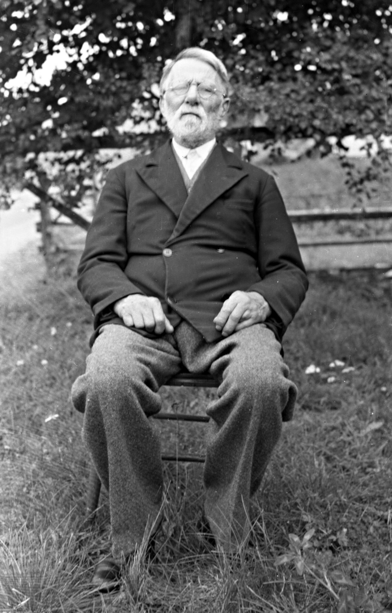 Portrettfoto av mann, sitjande på ein stol ute i friluft. - Bø Museum ...