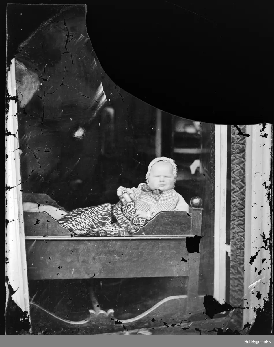 PortrettH, barn, barneseng, fotoatelier - Hol Bygdearkiv / DigitaltMuseum